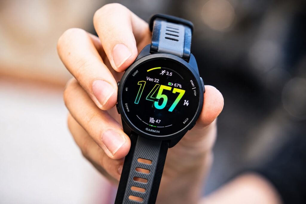 Mở hộp Garmin Forerunner 165: Thiết kế AMOLED, siêu nhẹ 39g
